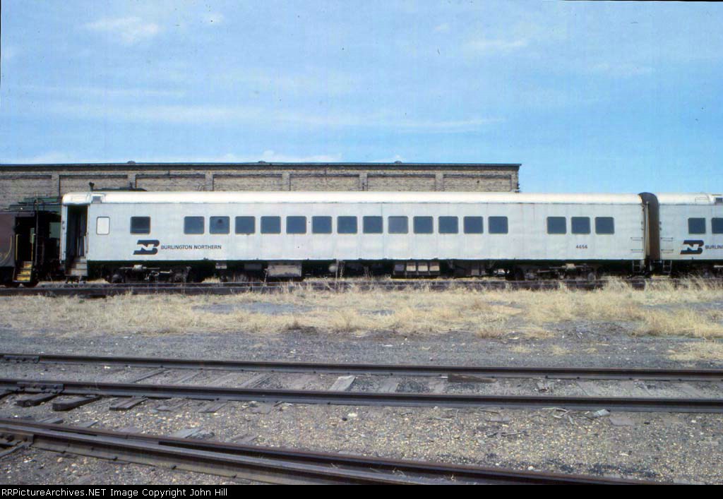 1160-27 Coach BN 4656 at ex-NP Como Shops